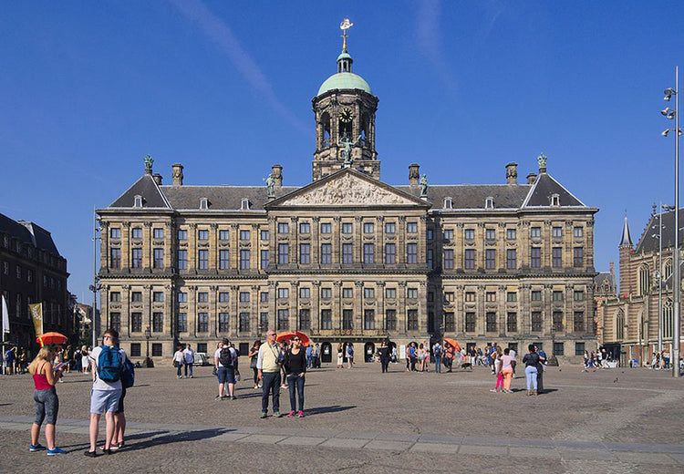 The Dam ('Dam Square') – Dutch the media